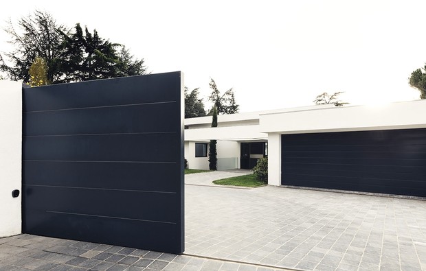 Somfy electric gate: swinging and sliding gates motorisation